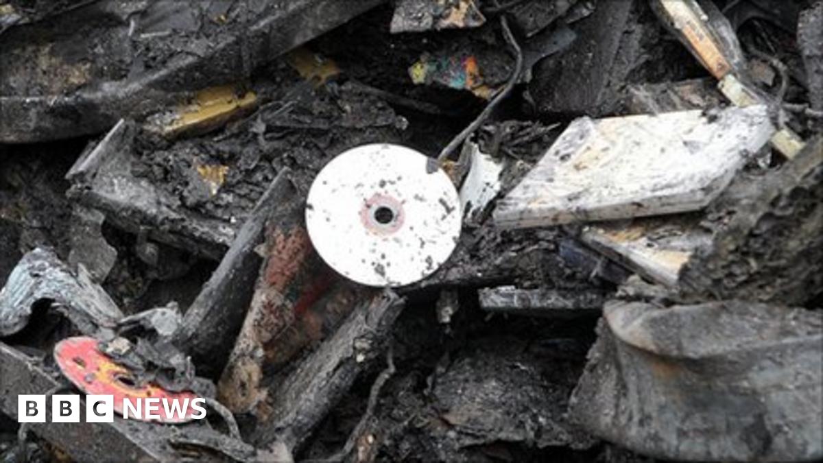 London riots: Enfield fire hits Manchester's music scene - BBC News