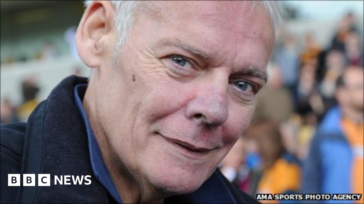 Tributes after death of ex-Wolves player Frank Munro - BBC News