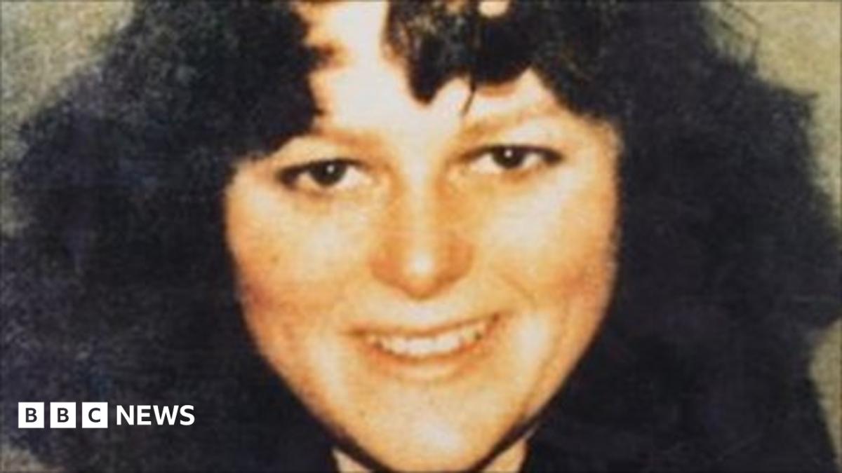 Lewis family's 30-year search for Aberdeen student - BBC News