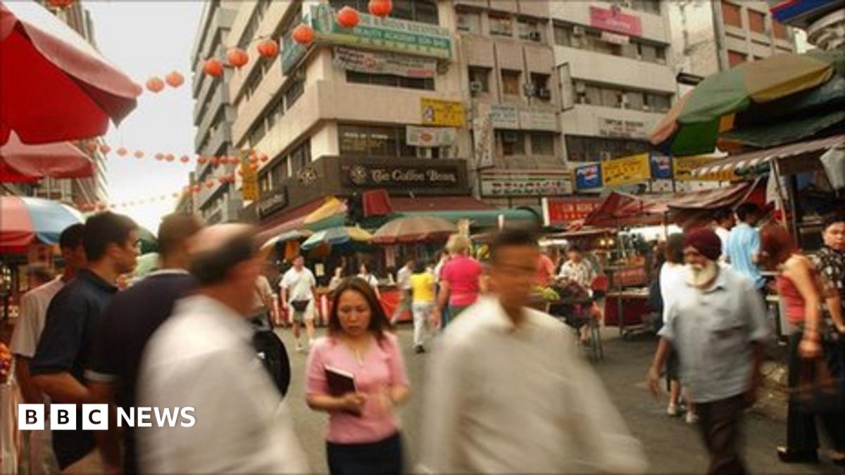 Multi-racial Malaysia caught at economic crossroads - BBC News