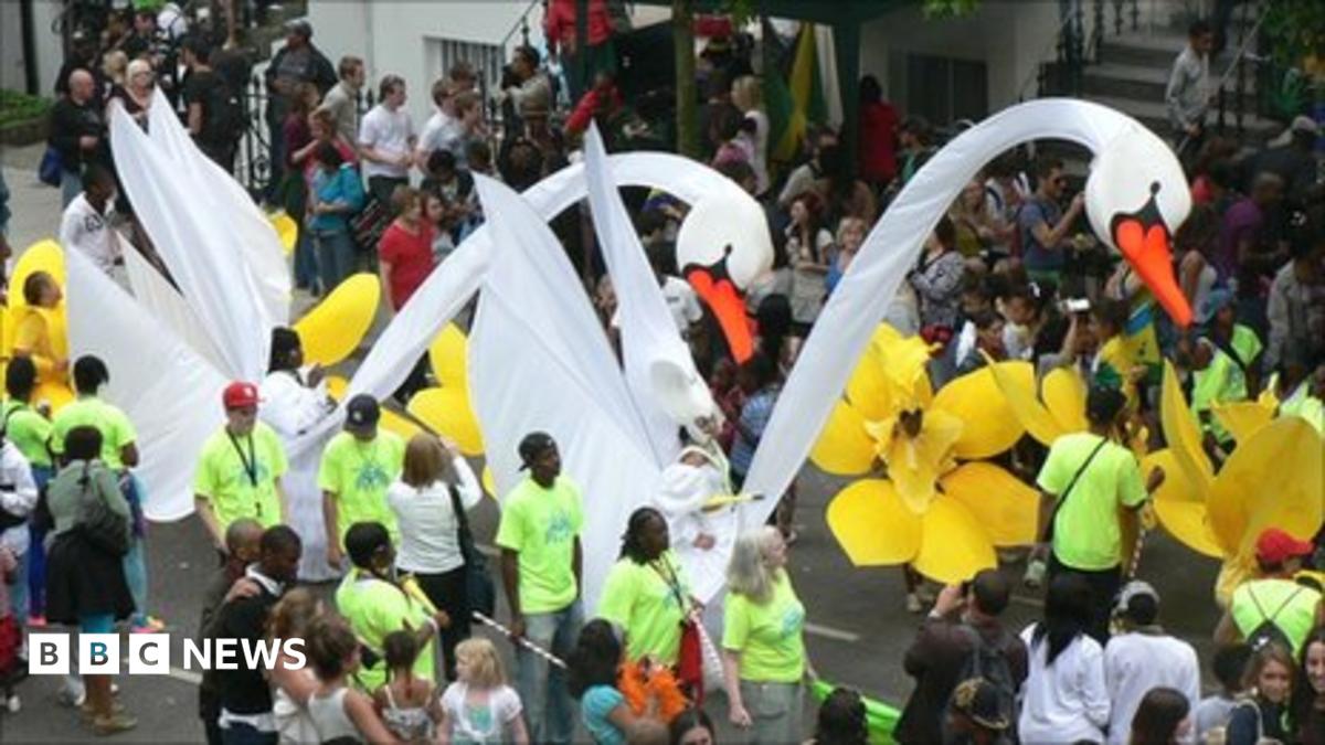 Early start and end to Notting Hill Carnival after riots - BBC News