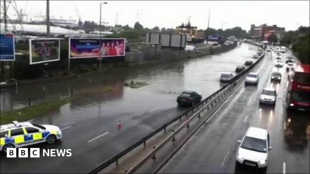 Hampshire sees flooding after heavy rain fall - BBC News
