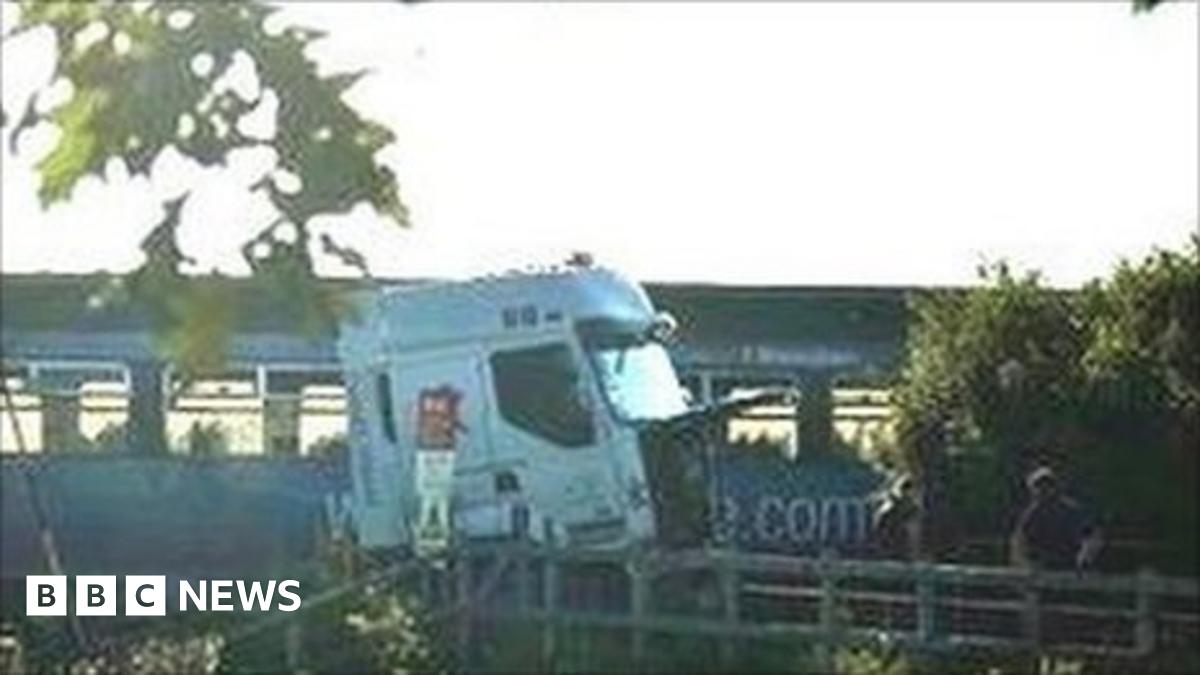 Concerns over train tables raised after Suffolk crash - BBC News