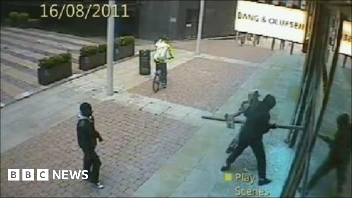 Manchester riots: New footage shown on Crimewatch - BBC News