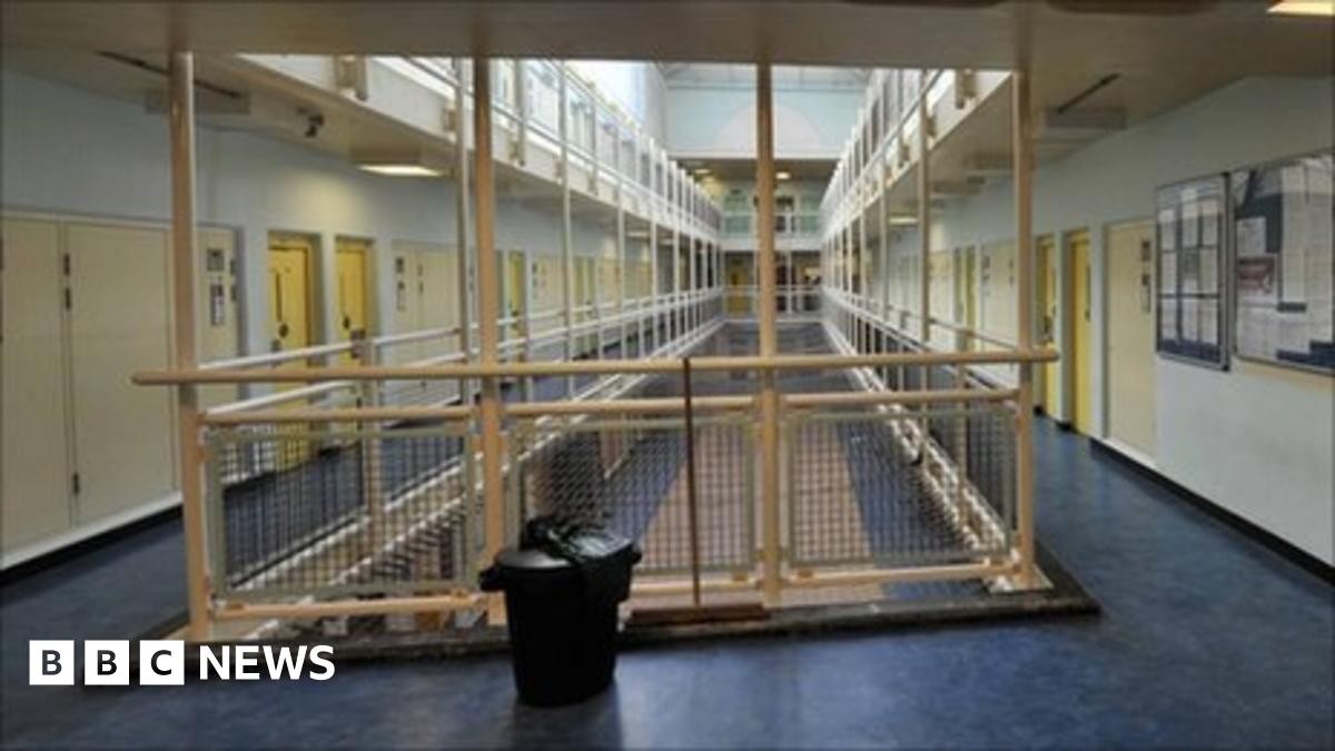 School exclusion leads to jail, says prisons inspector - BBC News