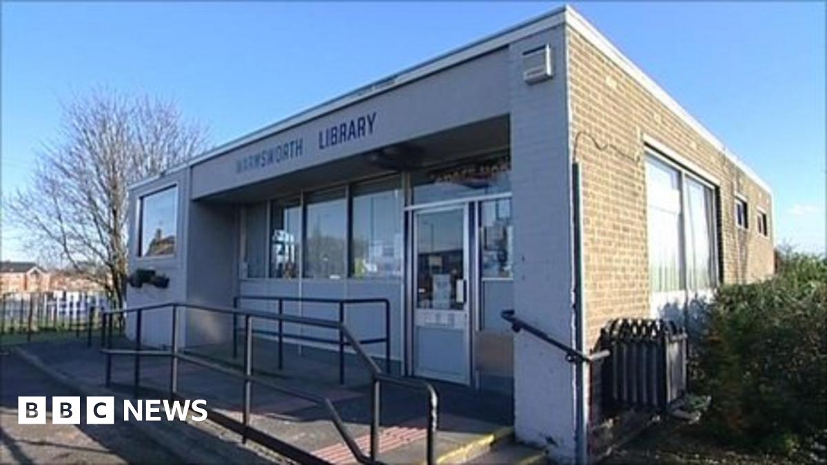 Doncaster libraries reading scheme 'hypocritical' - BBC News