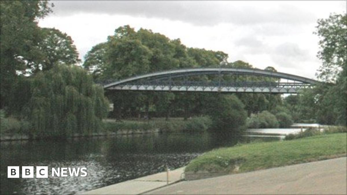 Mark Hodnett death: Shrewsbury River Severn fence call - BBC News