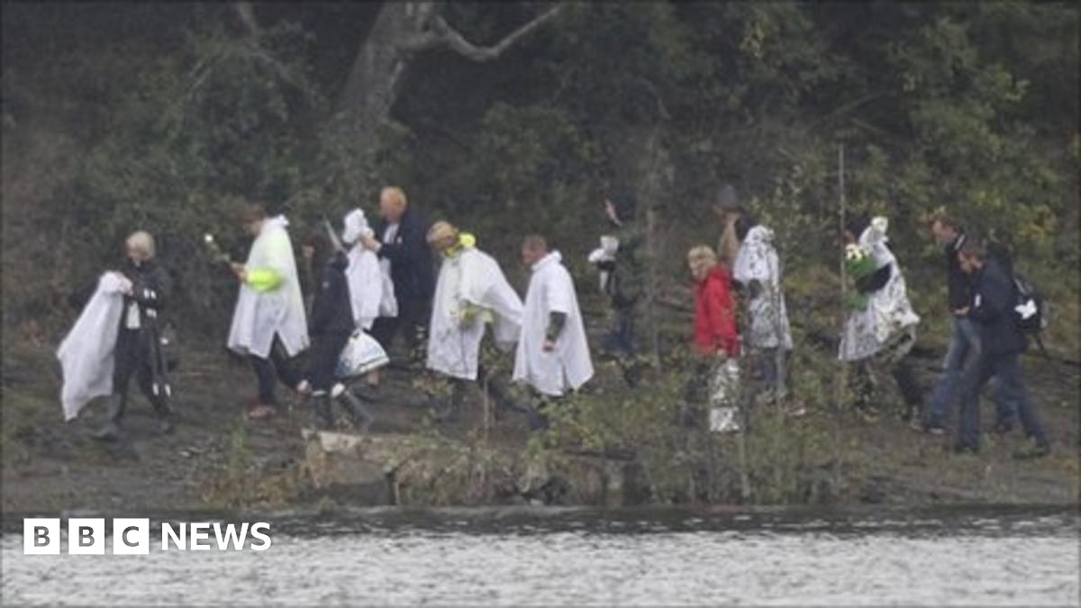 Norway attacks: Breivik bereaved visit Utoeya island - BBC News