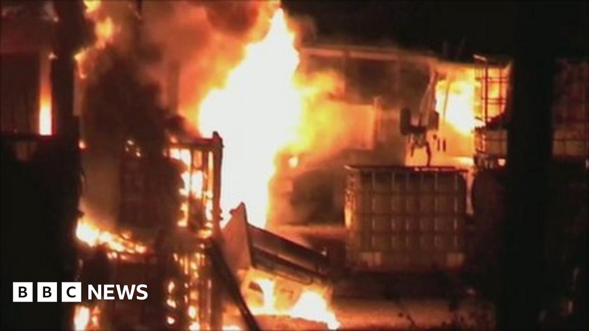 Homes evacuated after Billingshurst fuel depot fire - BBC News