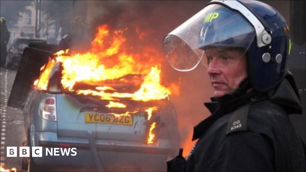 London riots: Almost 3,300 offences investigated - BBC News