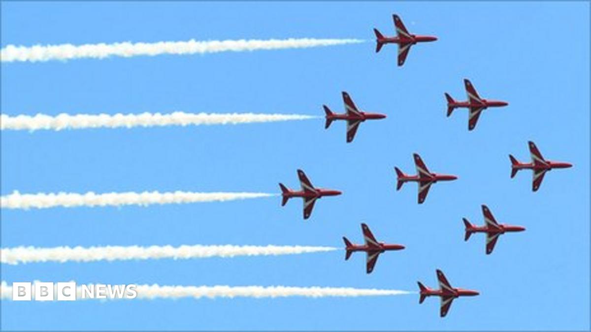 Diamond Jubilee: RAF in Anglesey rehearsal fly-past - BBC News