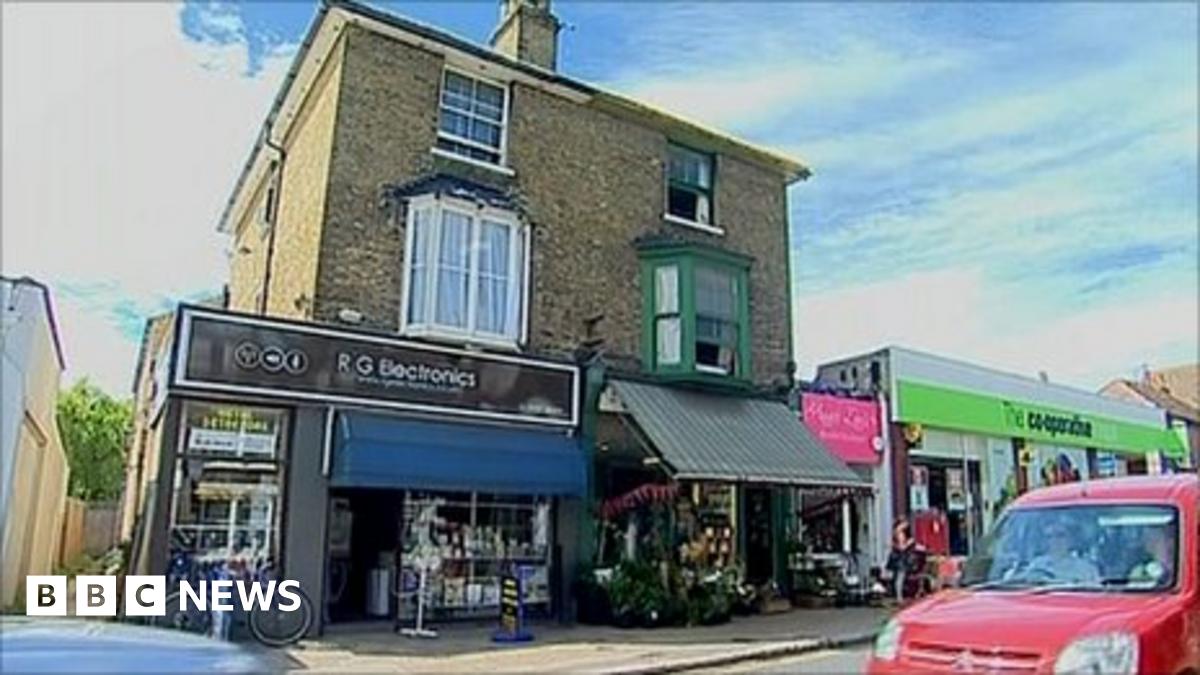 Whitstable window fall woman dies in hospital - BBC News