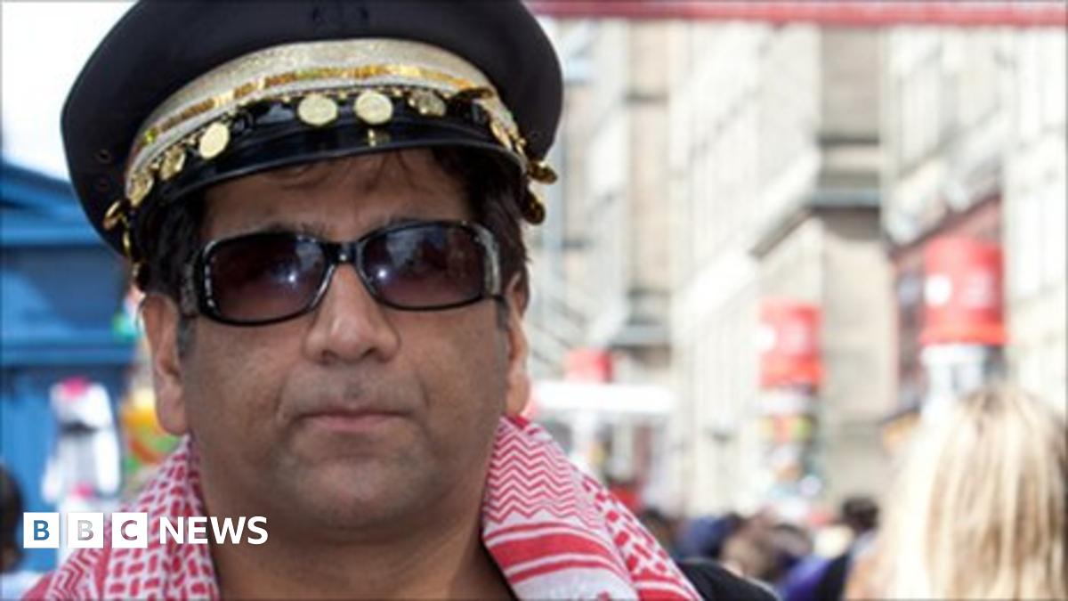 Gaddafi comic Jeff Mirza attacked at Edinburgh Fringe - BBC News