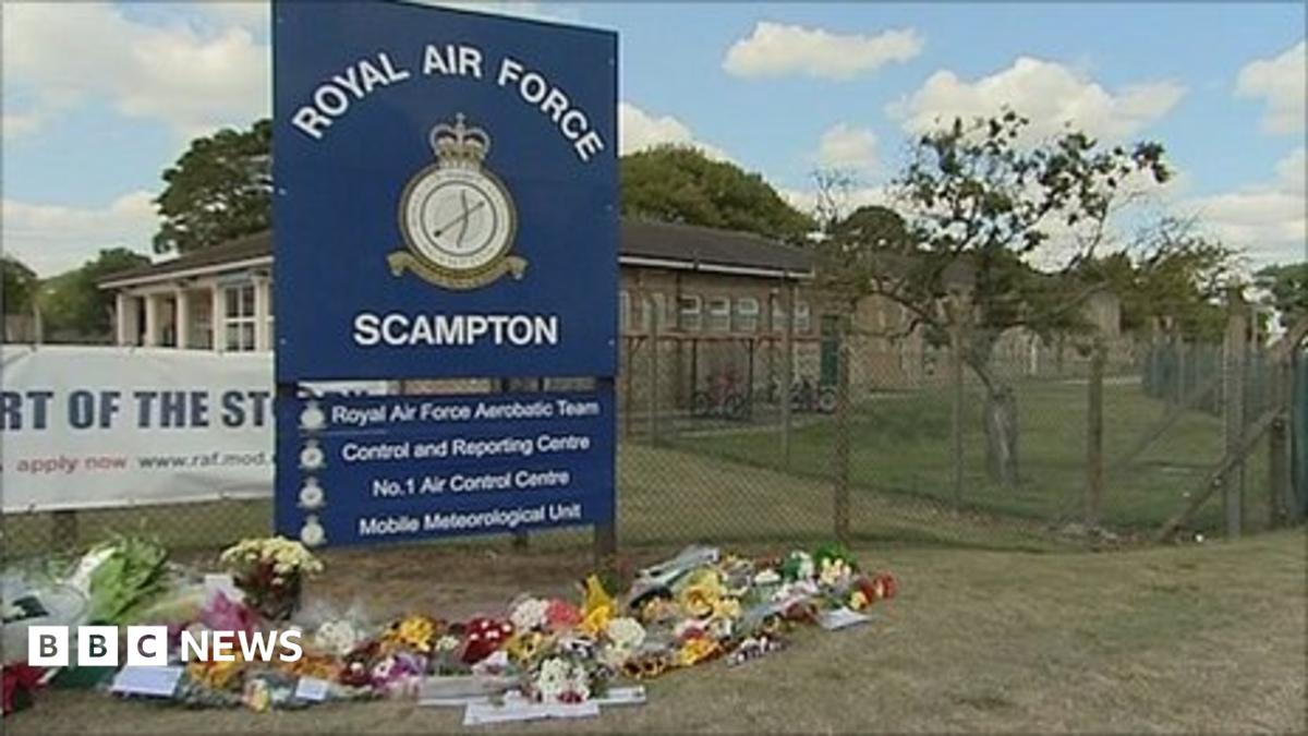 Red Arrows crash: Jon Egging death probe to take weeks - BBC News