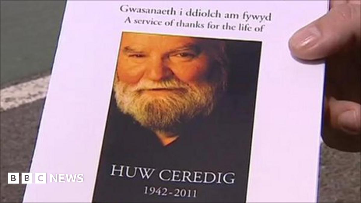 Funeral of Huw Ceredig, actor and star of Pobol y Cwm - BBC News
