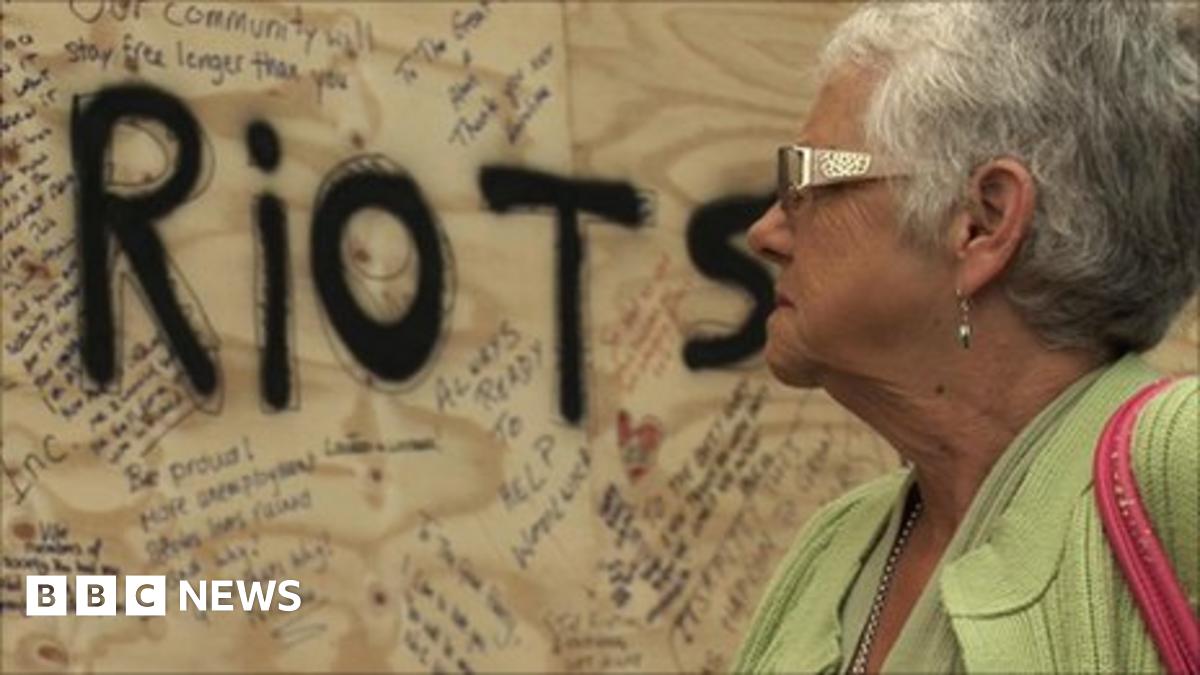 London riots: Woolwich 'wall of hope' painted over - BBC News