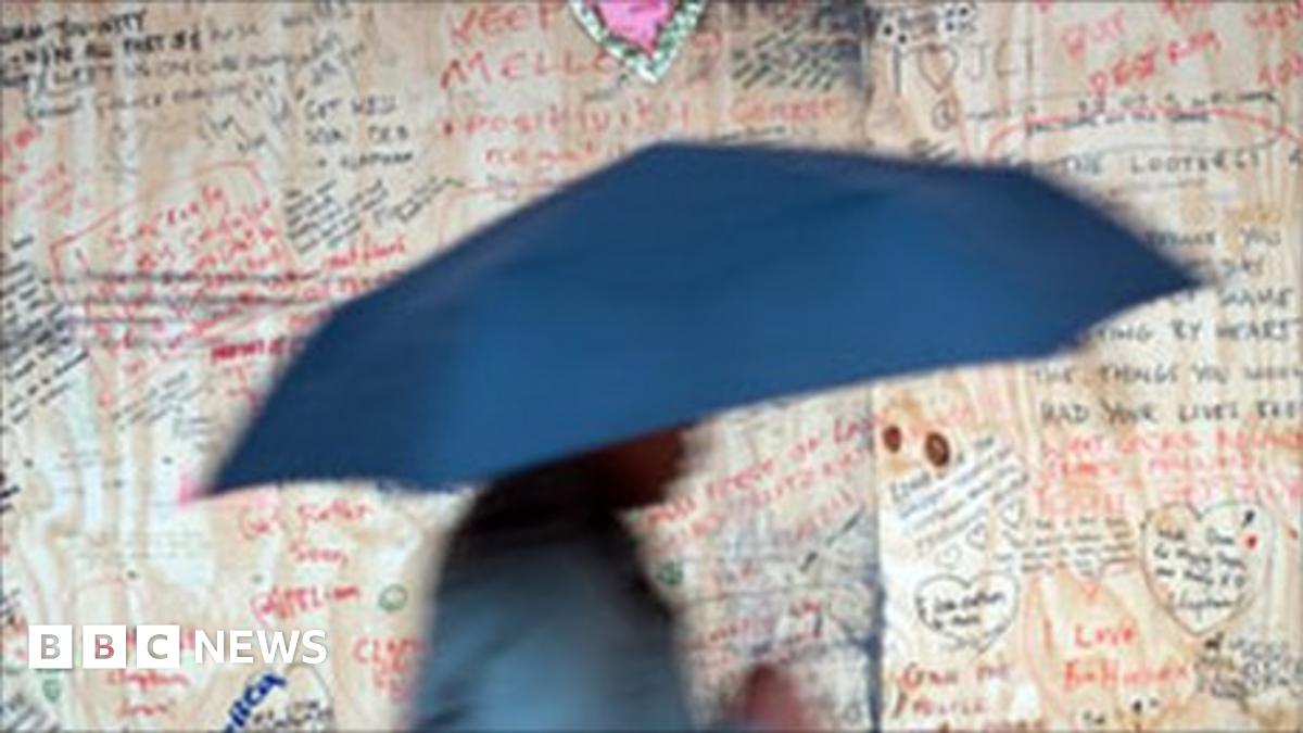 London riots: Clapham Junction message boards saved - BBC News