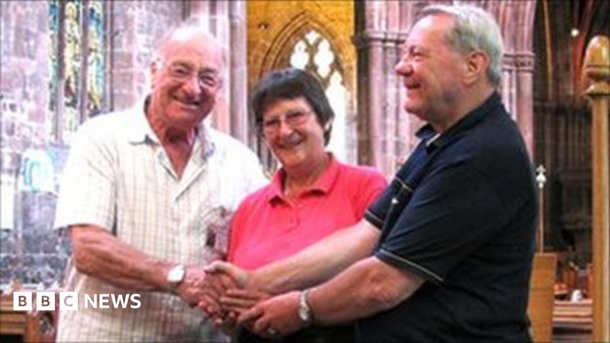 Lichfield Cathedral members walk Two Saints Way - BBC News