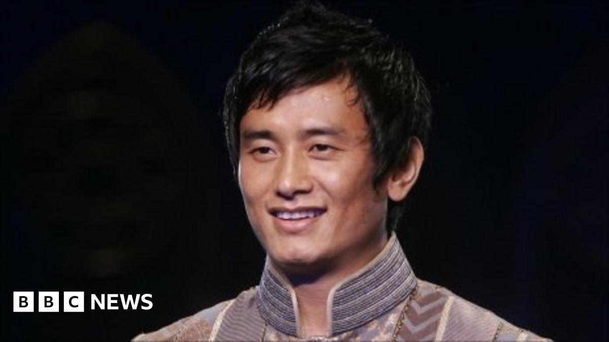 India iconic footballer Baichung Bhutia retires - BBC News