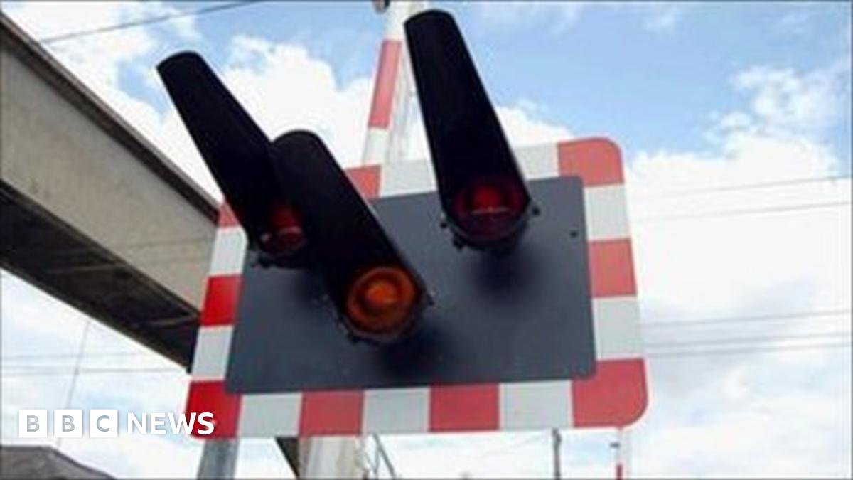 Lydney level crossing fault lets 59mph train through - BBC News