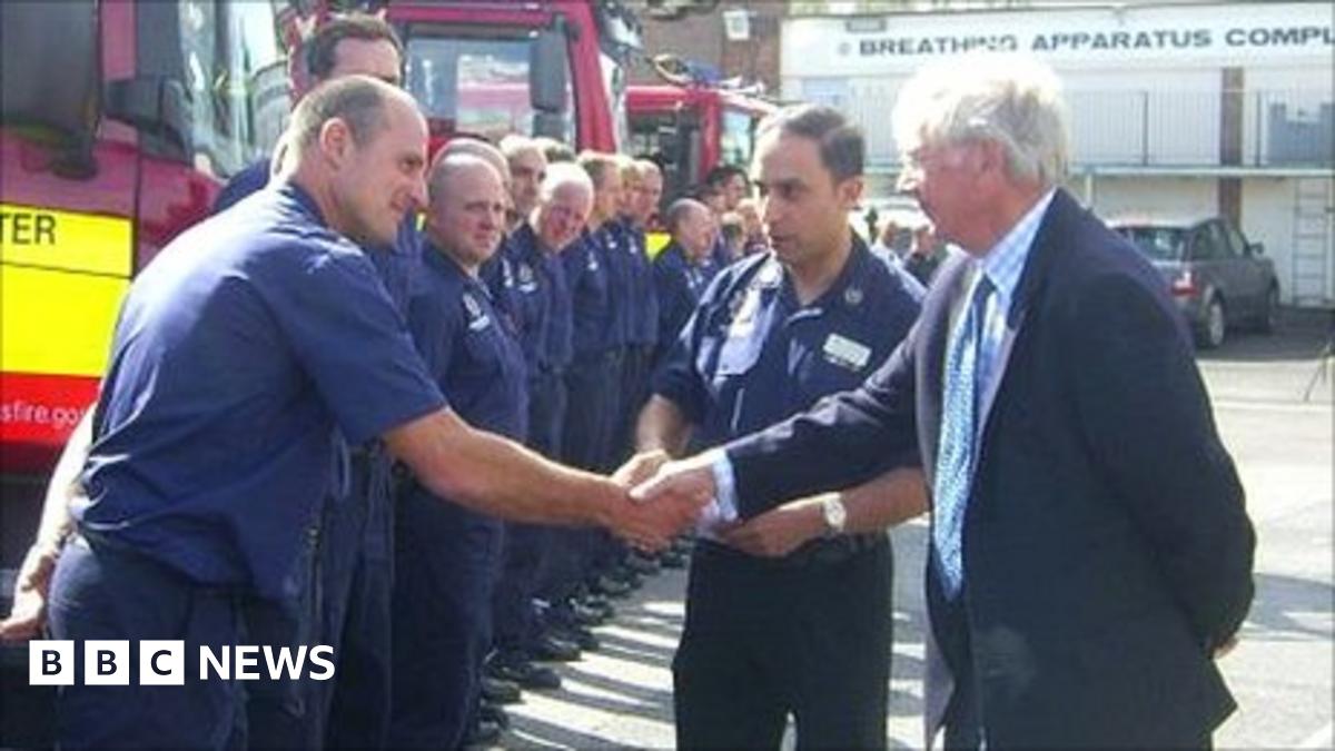 Riots: Duke and Duchess of Gloucester thank firefighters - BBC News