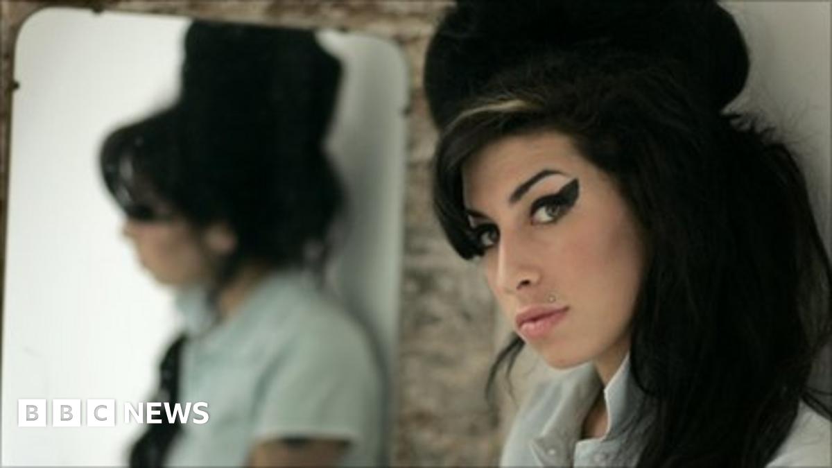 Amy Winehouse death: Coroner records misadventure verdict - BBC News