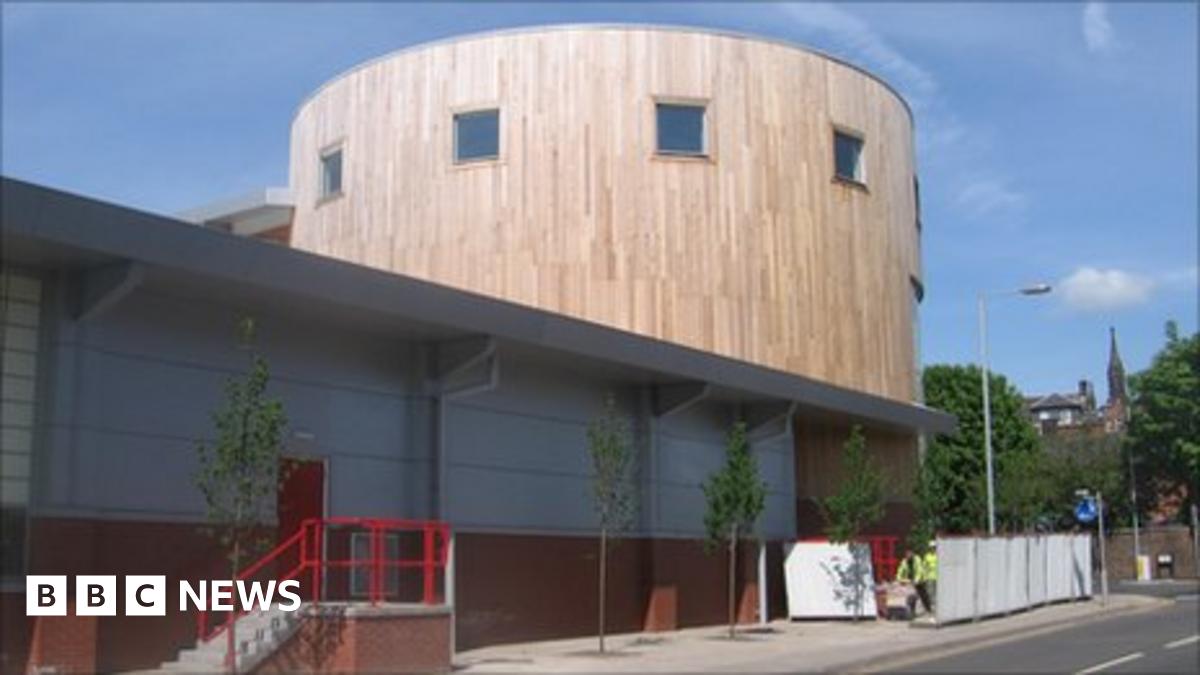Dumfries leisure centre faults examined - BBC News