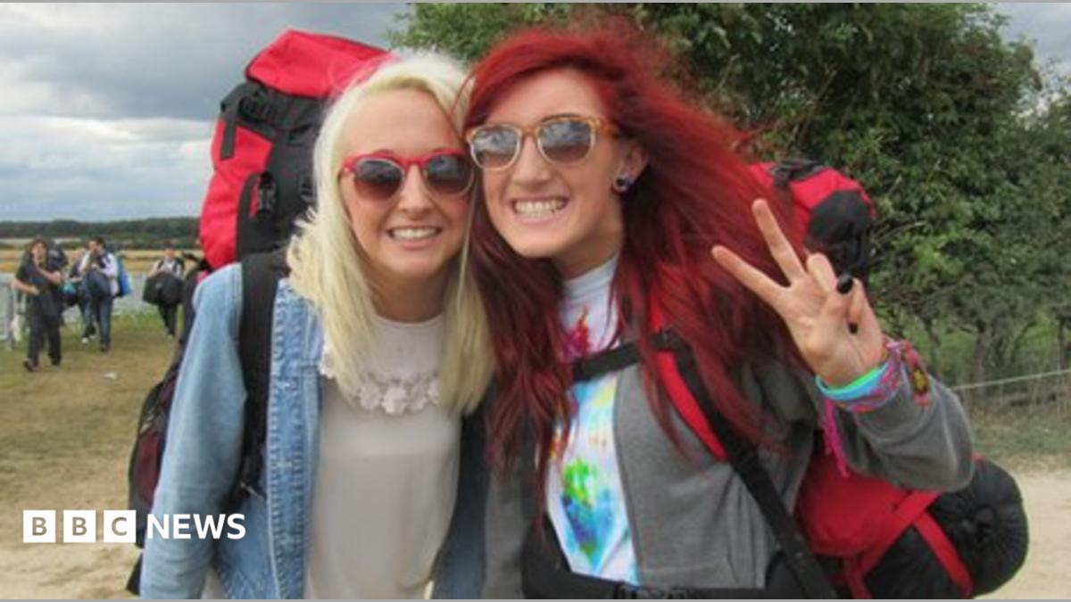 Music fans gear up for Reading and Leeds festivals - BBC News