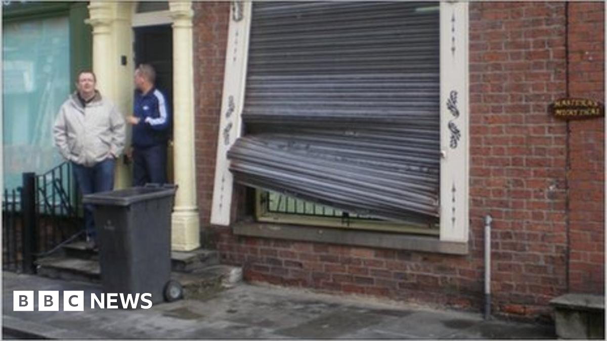 Manchester riots: Council offers money to riot-hit shops - BBC News