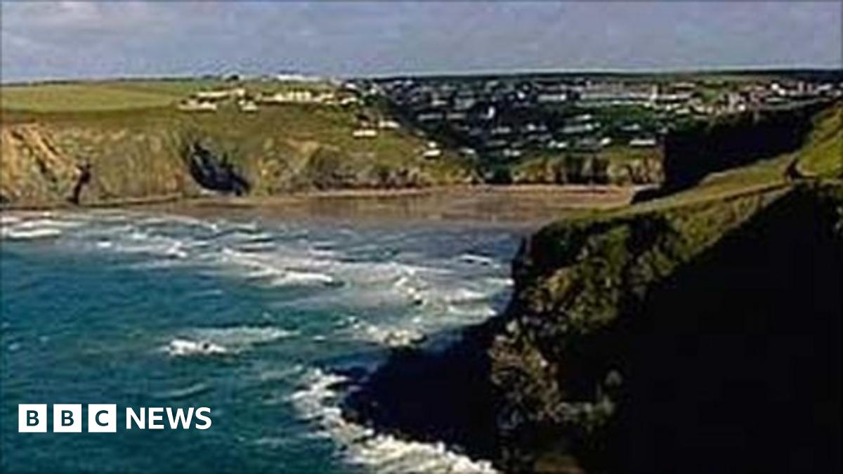 Man, 26, sustains head injuries in Newquay cliff fall - BBC News