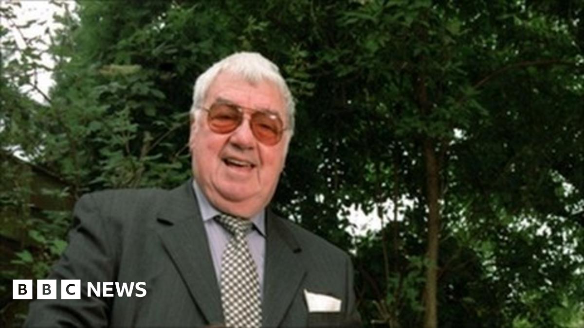 Belfast comedian Frank Carson has cancer operation - BBC News