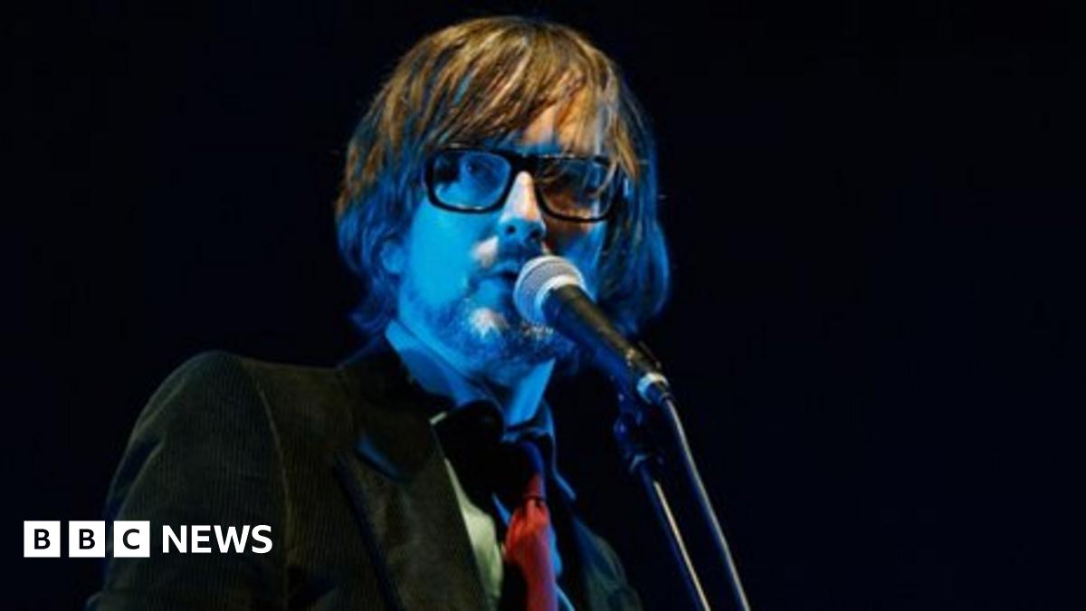 Pulp play final festival at Leeds as Muse rock Reading - BBC News