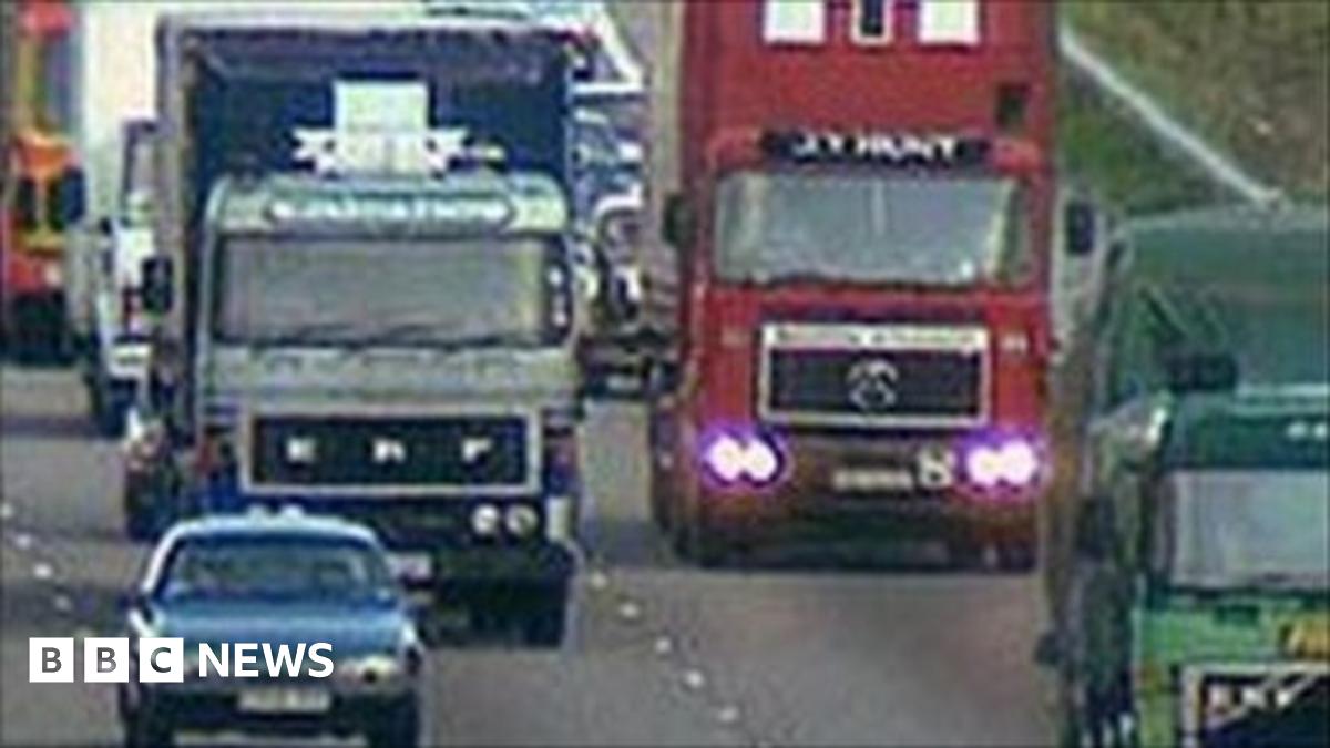 M3 in Surrey partially shut after lorry fire - BBC News