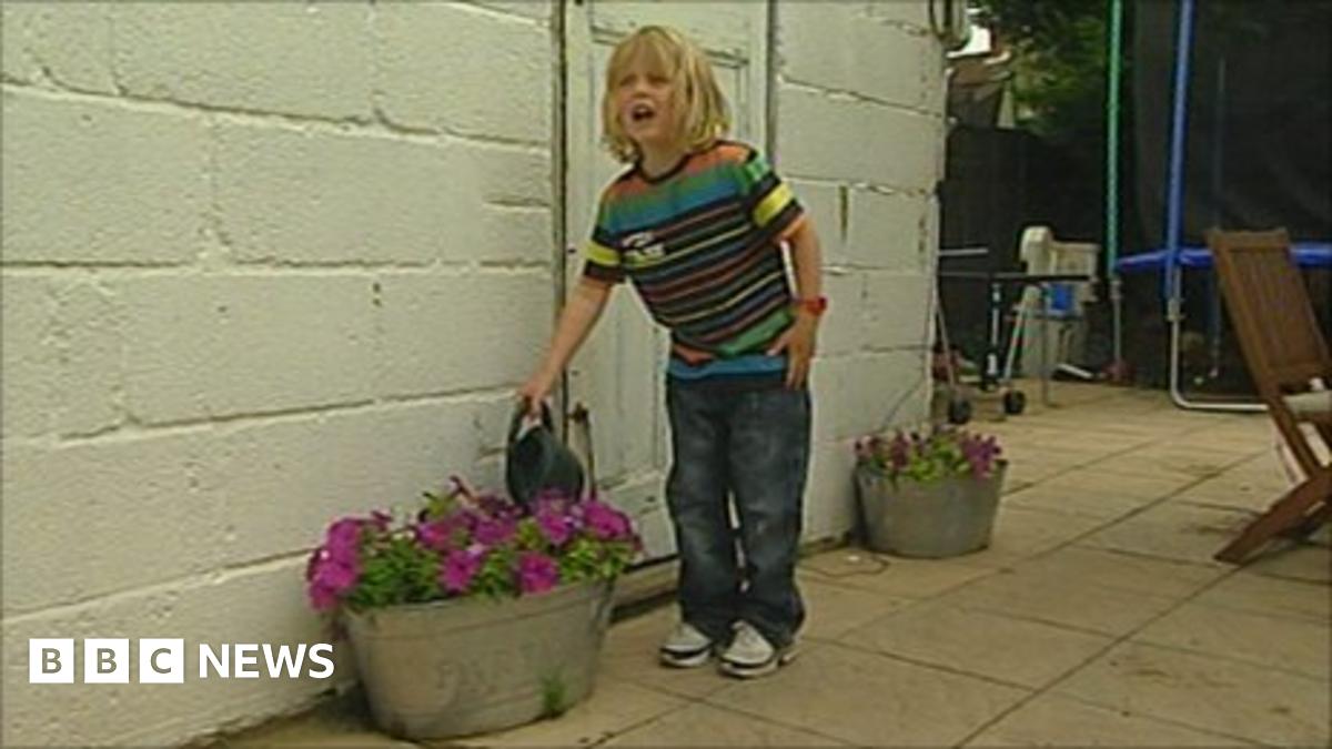 Shrek theatre asks autistic boy to leave - BBC News