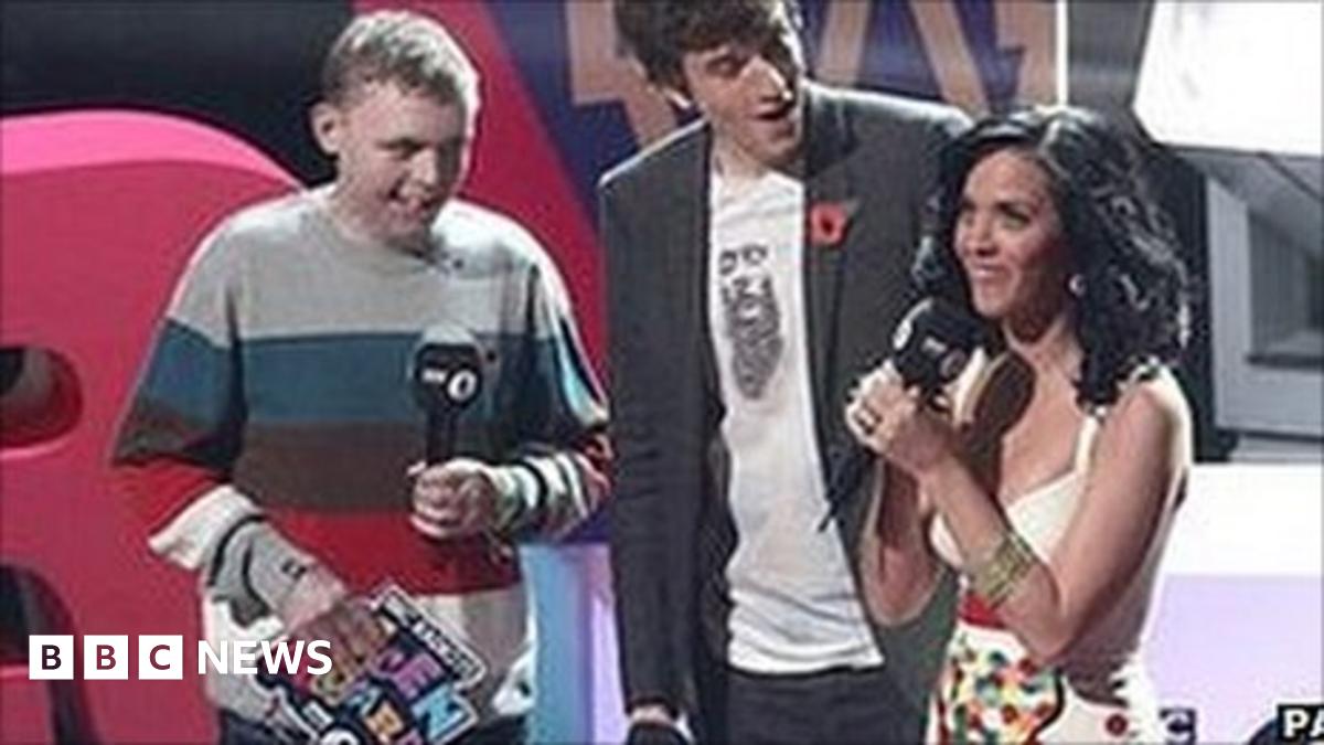 Aerosol burns victim Connor Rowntree wins bravery award - BBC News