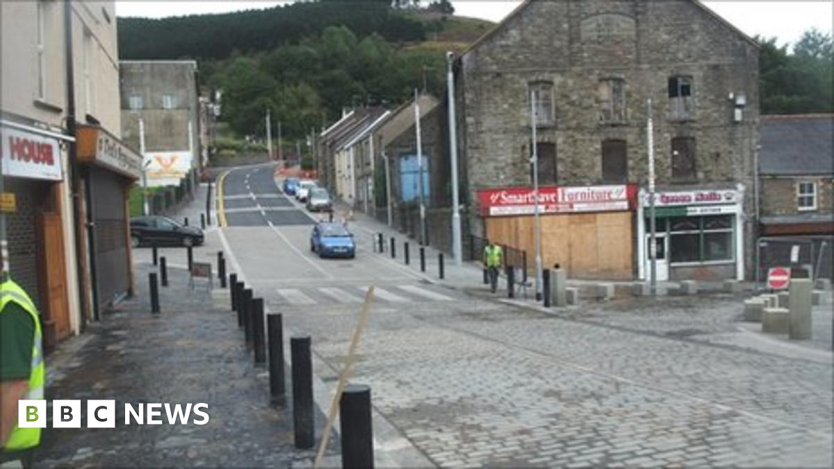 Traders pin hopes on Abertillery town centre revamp - BBC News