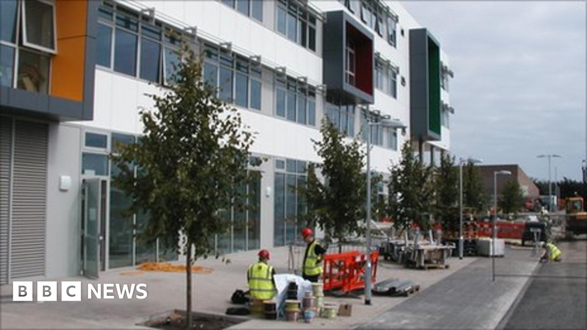Lowestoft Sixth Form College opens with over 550 pupils - BBC News