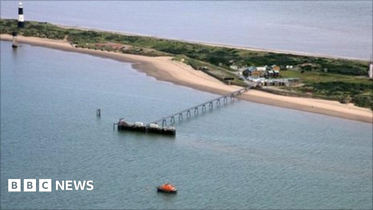 Spurn Point road reopened to traffic - BBC News