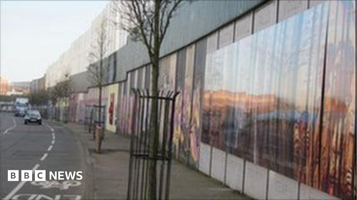 Belfast City Council agrees to act on peace walls - BBC News