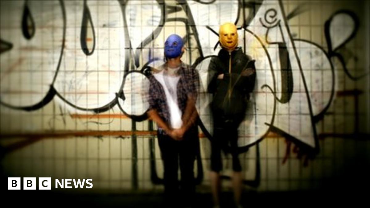 Coloureds headline electro-themed Upstairs at the O2 Academy gig - BBC News