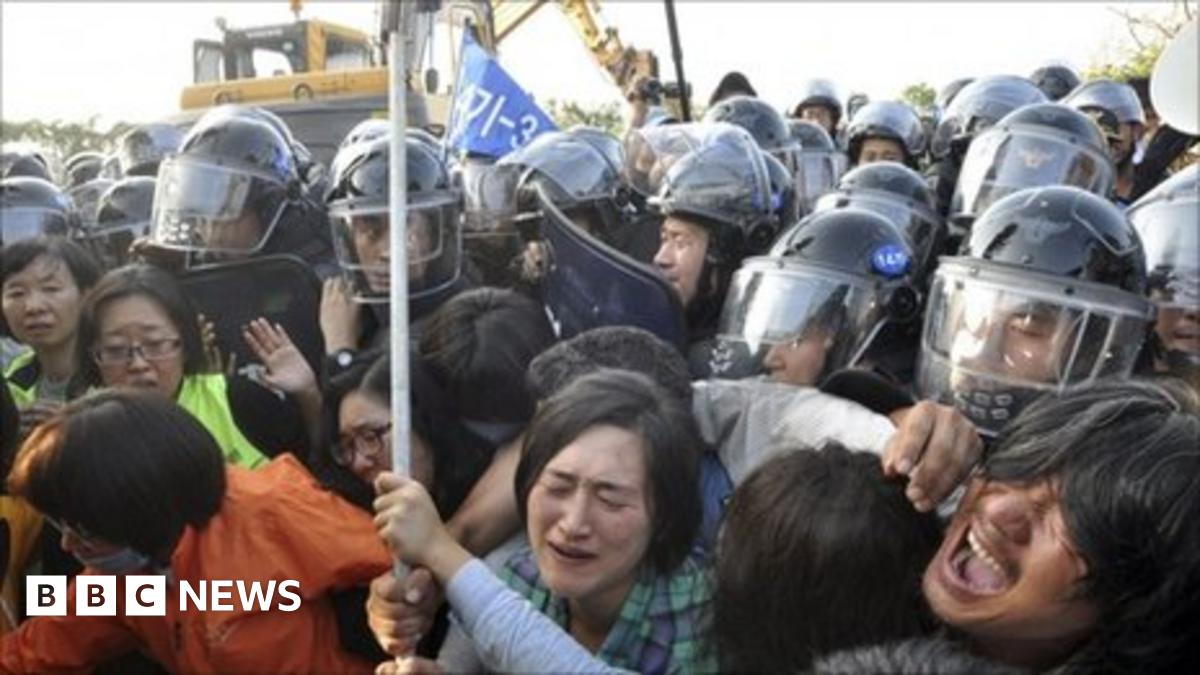 S Korea activists protest at Jeju naval base - BBC News