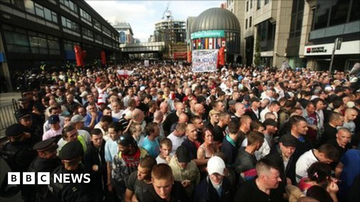 EDL protest in east London sees 60 arrested - BBC News