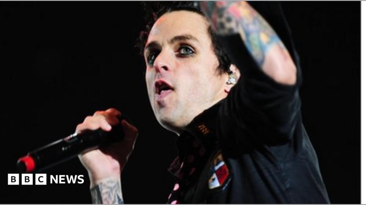 Green Day singer kicked off plane over low trousers - BBC News