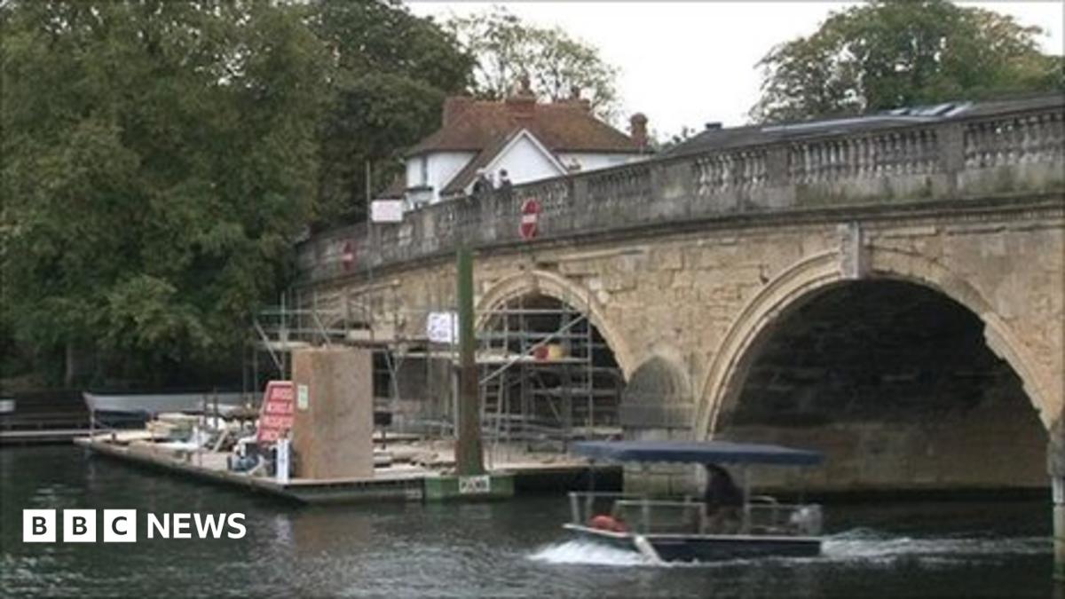 Henley Bridge undergoes £200,000 repairs - BBC News