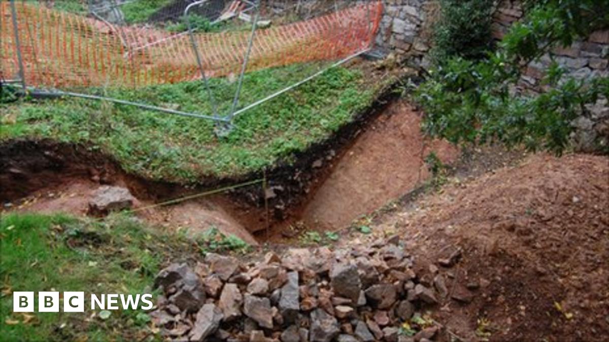Excavation casts doubt over Brandon Hill fort wall - BBC News