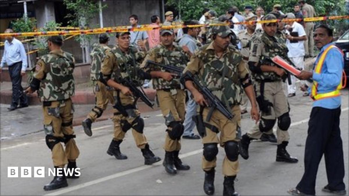India soldier killed by militants in Kashmir - BBC News