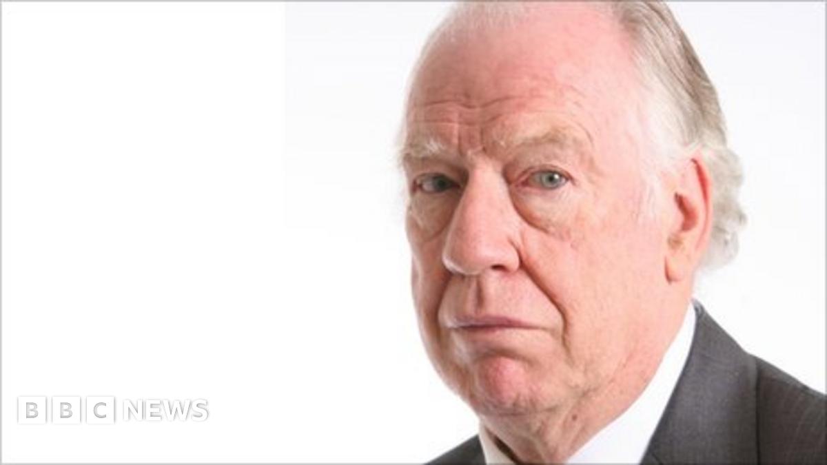 On the streets with Stuart Bell as MP takes on critics - BBC News