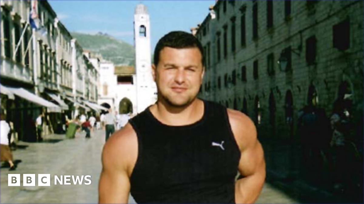 Salford pub shooting: Victim named as Lee Erdman - BBC News