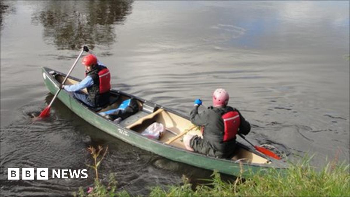 Herefordshire vicars canoe 50 miles to visit churches - BBC News