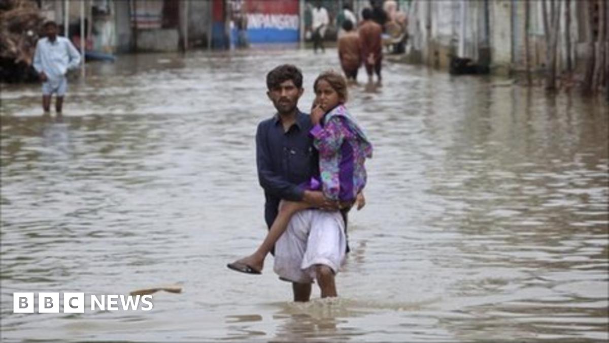 Pakistan floods: Oxfam launches emergency aid response - BBC News